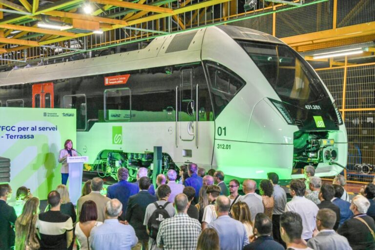 FGC presentó el primer tren eléctrico para la línea Lleida-Terrassa y ...