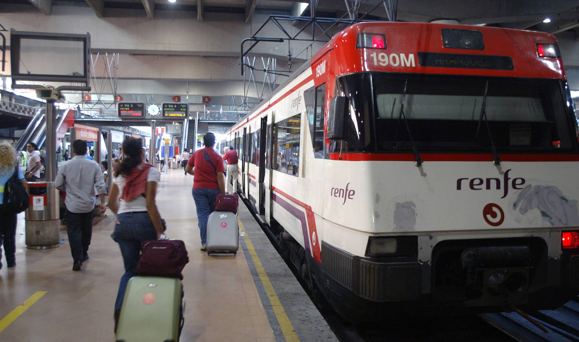 Renfe licita la compra y mantenimiento de 38 trenes de Cercanías por ...